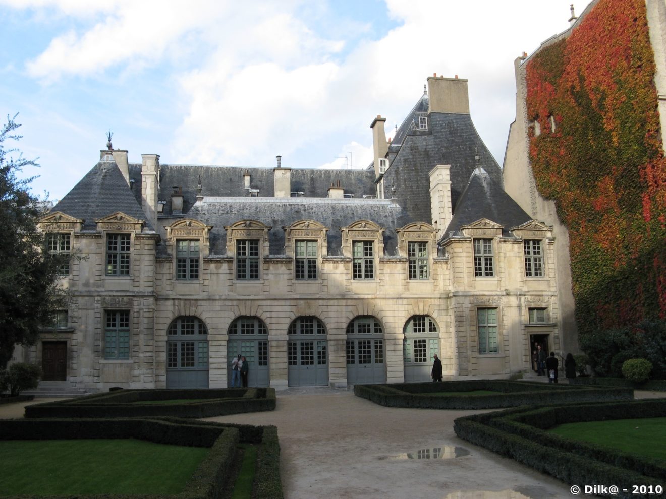 Hôtel de Sully, place des Vosges à Paris - Voyager, découvrir, partager