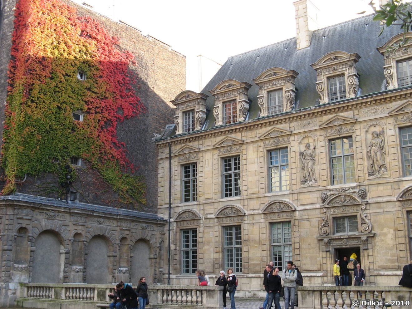 Hôtel de Sully, place des Vosges à Paris - Voyager, découvrir, partager
